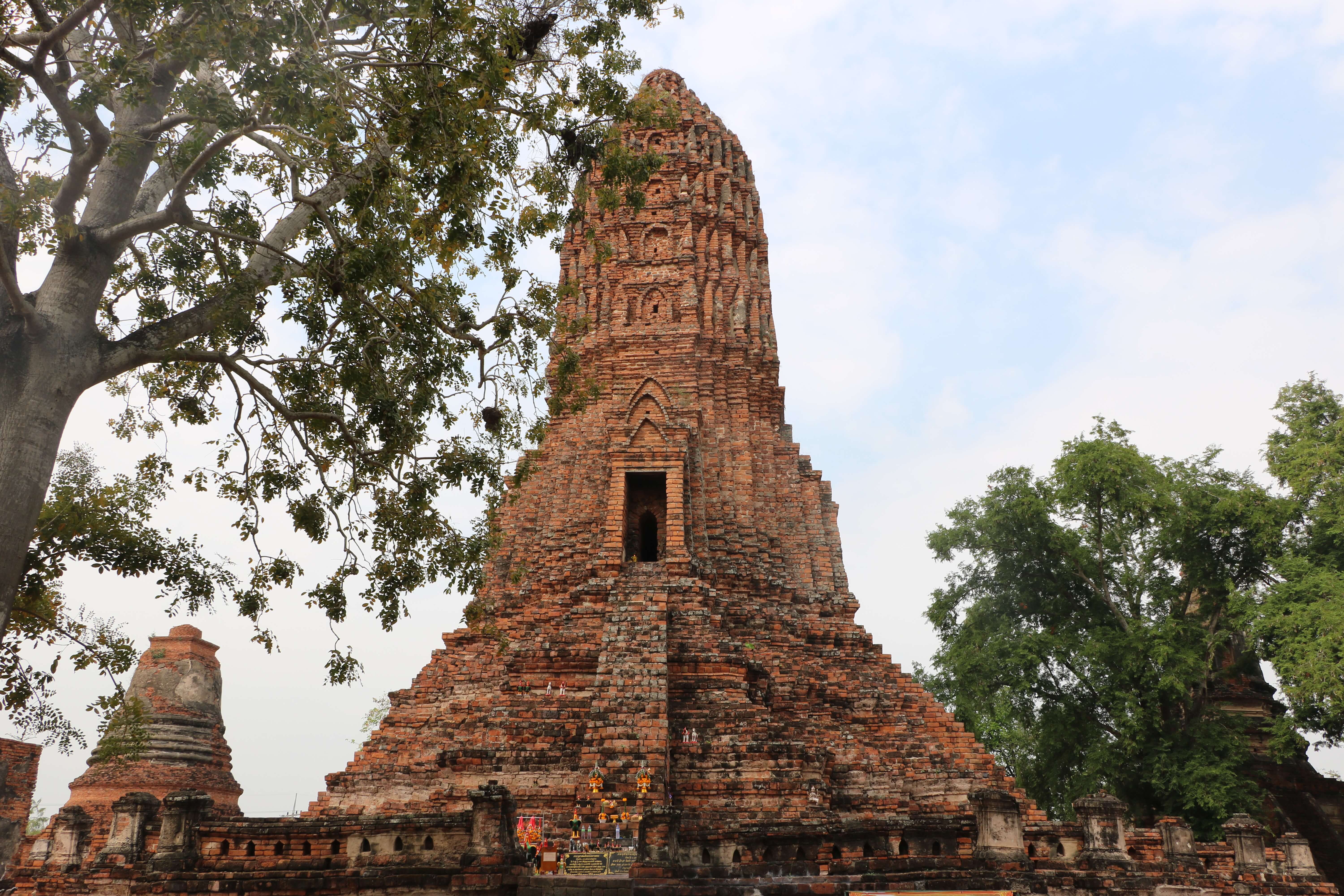 ワット ウォラチェート(Wat Worachet) / 古式ムエタイを創始した「黒の王」を祀る遺跡 | ﾀｲ猫Yuwiのアユタヤ観光案内